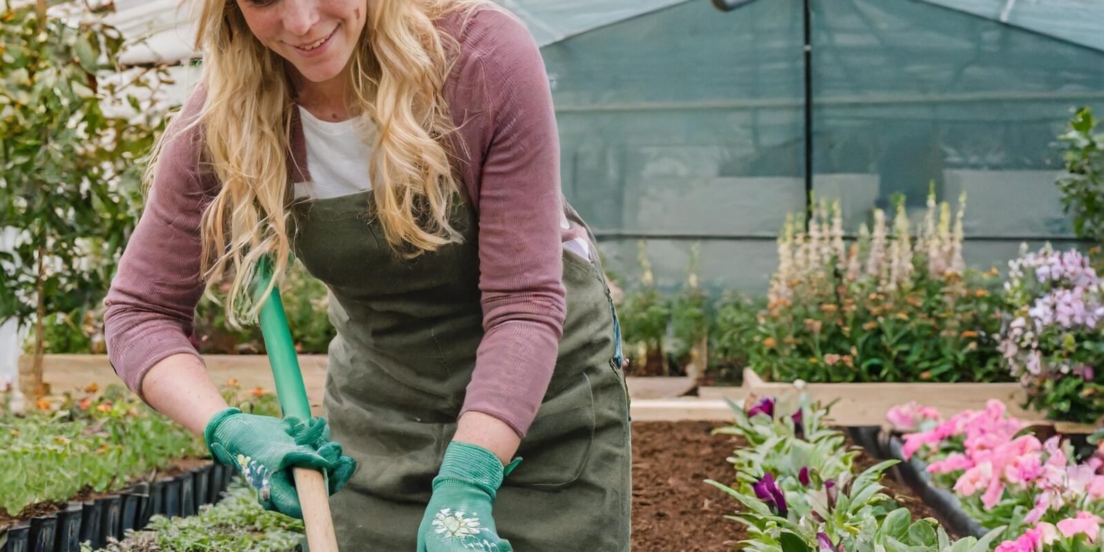 Best Practices for Using a Garden Hoe - Complete Guide